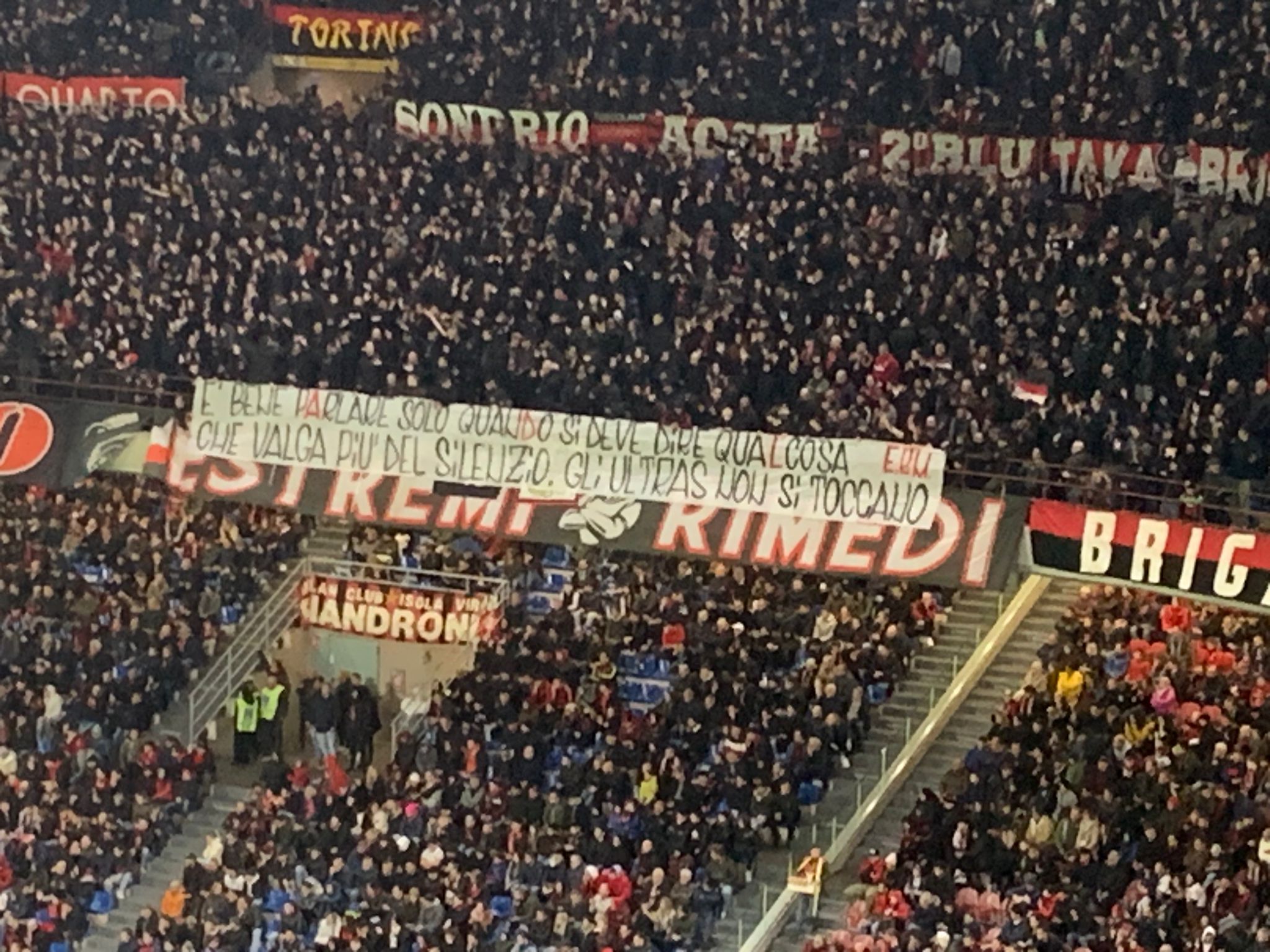Tifosi del Milan con gli ultras del Napoli contro De Laurentiis: striscione in Curva Sud verso ...