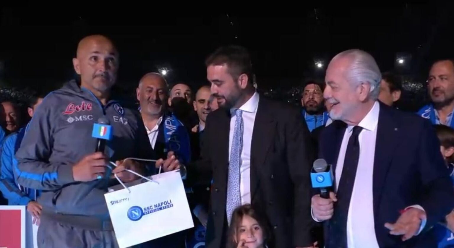 Scambio di regali tra De Laurentiis e Spalletti: il bellissimo gesto di ringraziamento - Spazio ...